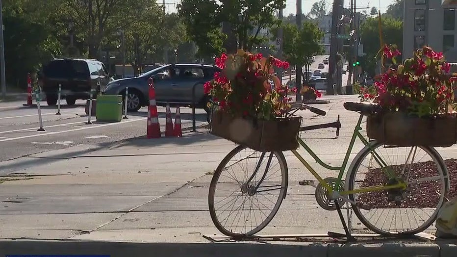 Milwaukee North Avenue protected bike lanes complete | FOX6 Milwaukee Milwaukee North Avenue protected bike lanes complete | FOX6 Milwaukee