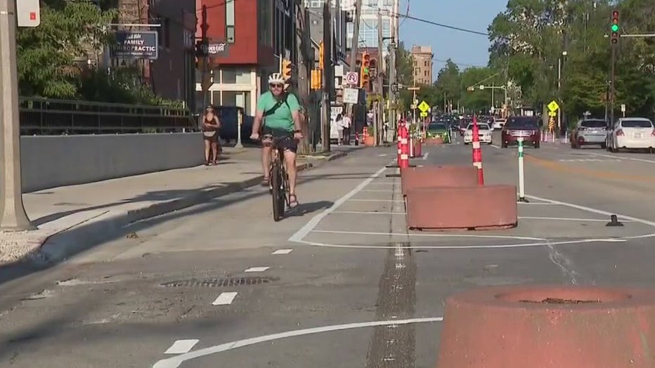 Milwaukee North Avenue protected bike lanes complete | FOX6 Milwaukee Milwaukee North Avenue protected bike lanes complete | FOX6 Milwaukee