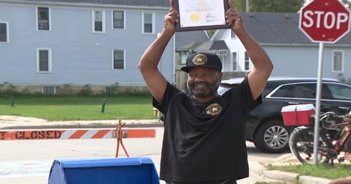 Milwaukee’s ‘Mailman Mike’ retires, 30 years of mail and kindness ...