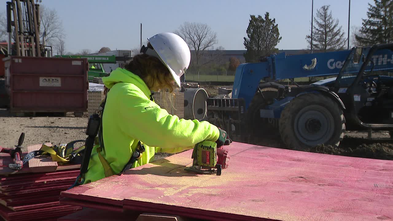 Women in construction; apprenticeship program making progress | FOX6 ...