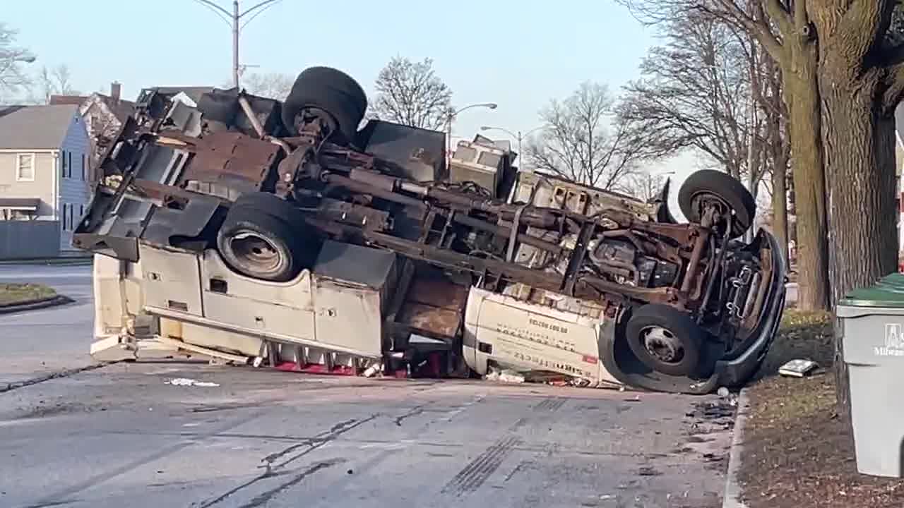 Milwaukee collision, 40th and Silver Spring; truck, minivan involved ...