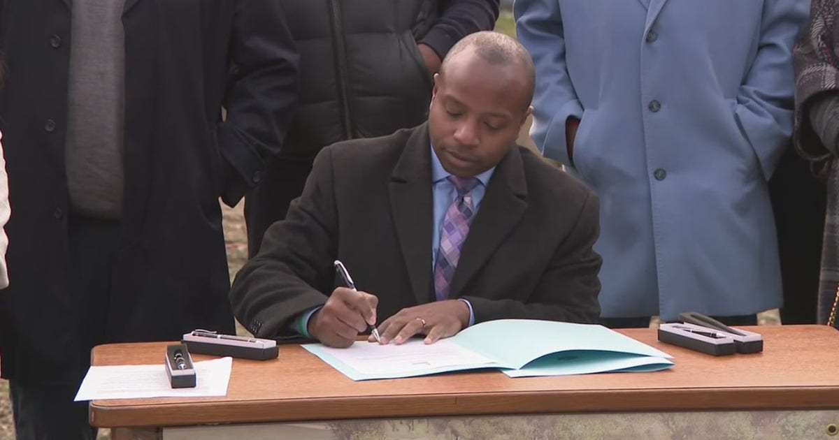 Mayor Johnson honors Alderman Brostoff in ceremonial file signing ...