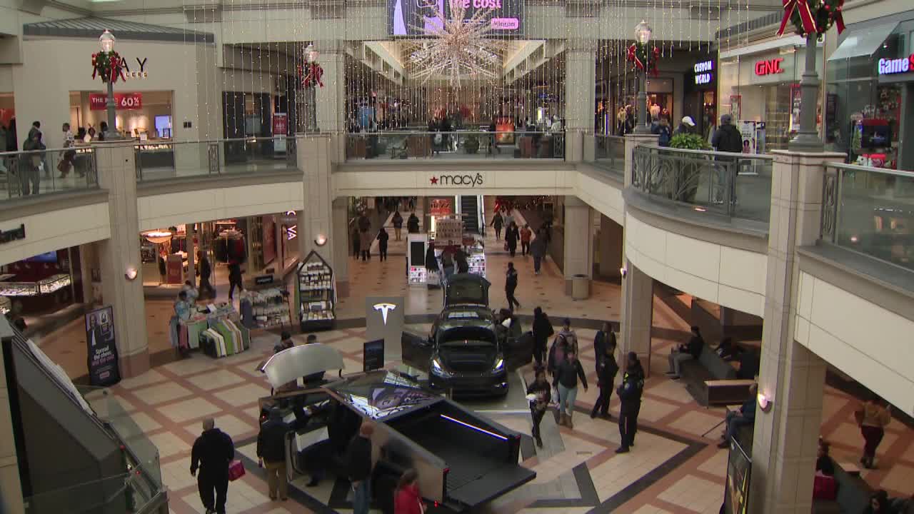 Christmas Eve at Mayfair Mall, shoppers seek last-minute deals | FOX6 ...