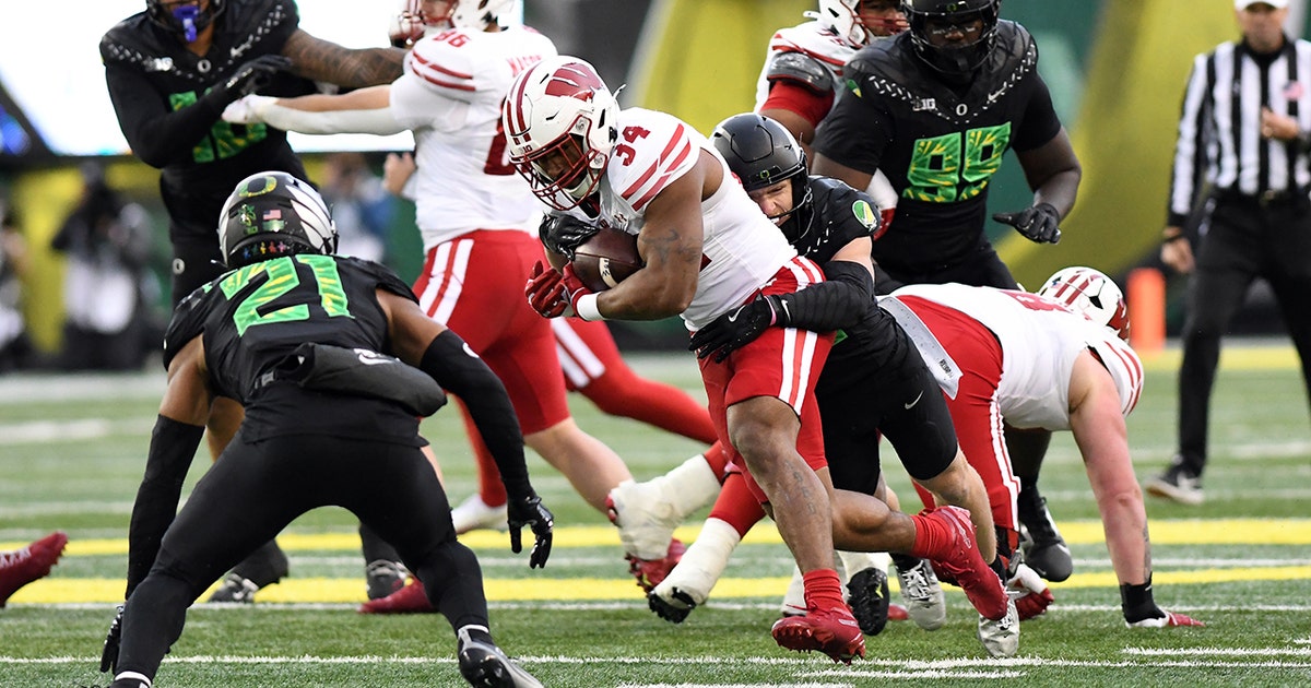 Wisconsin falls at Oregon, losing streak reaches six games | FOX6 Milwaukee