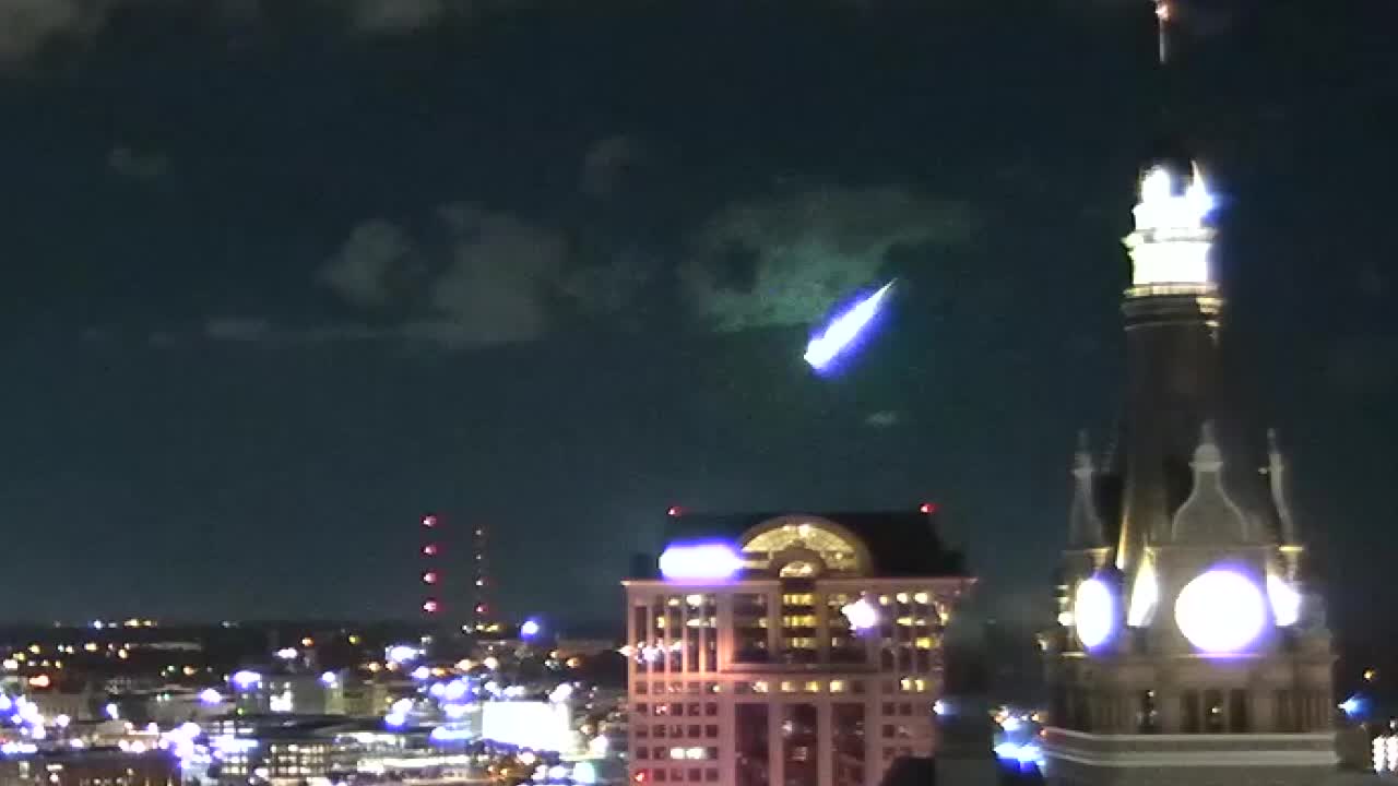 Apparent meteor shoots over downtown Milwaukee: video | FOX6 Milwaukee