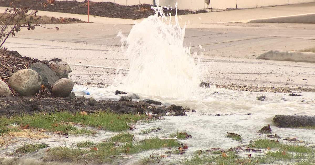 Water main break on Milwaukee's south side, crews respond | FOX6 Milwaukee