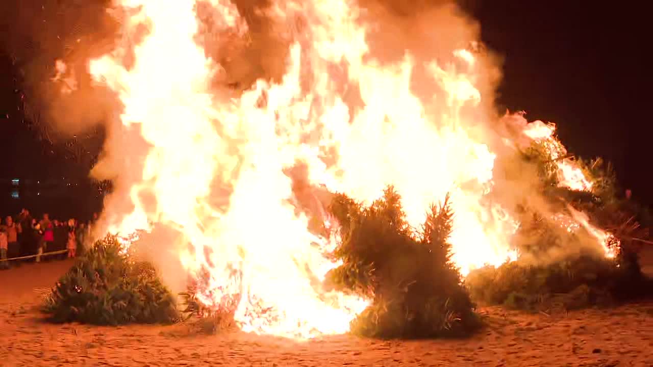 Pleasant Prairie marks Twelfth Night with annual holiday tree bonfire ...