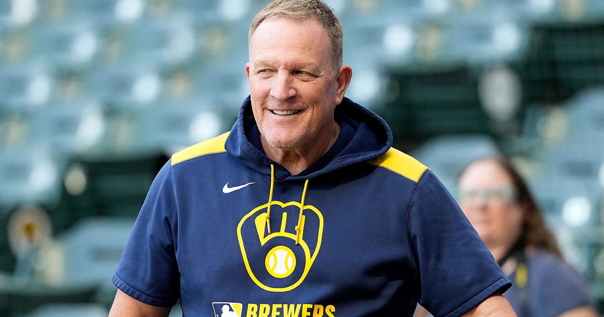 Brewers Pat Murphy unveils pocket tortoise, Bobby, in Kansas City ...