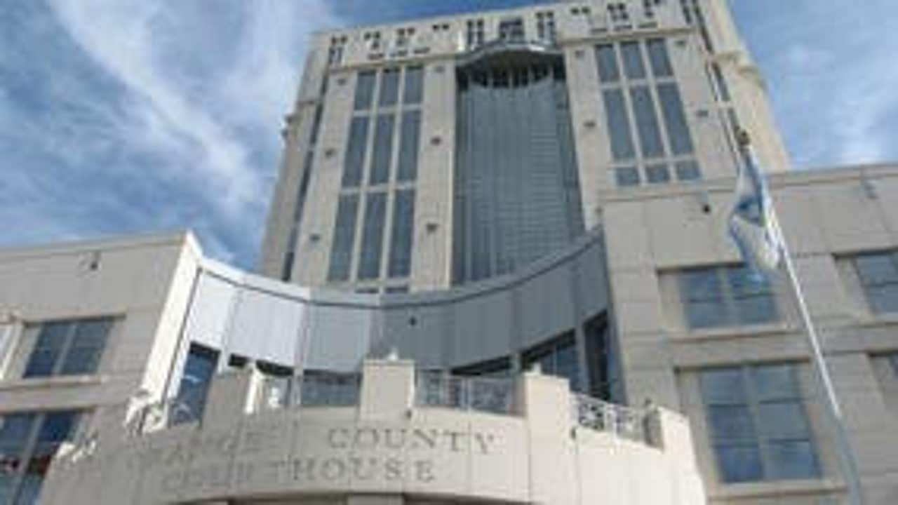 Janitor cleaning inmate holding cell gets stuck for 3 days in Florida ...