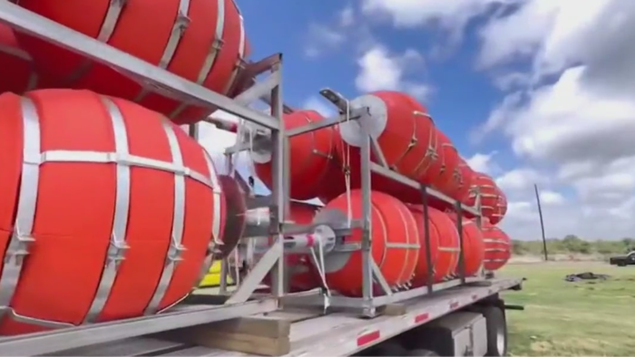 Texas border: DOJ sues Abbott over installation of floating border wall ...