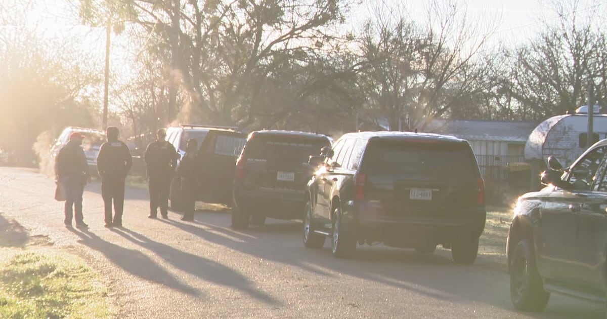 Heavy police presence in Elgin as officers execute warrants | FOX 7 Austin