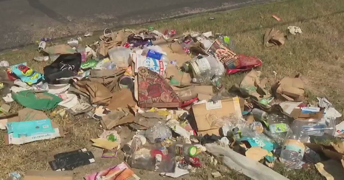 Austin garbage truck dumps trash on side of the road | FOX 7 Austin