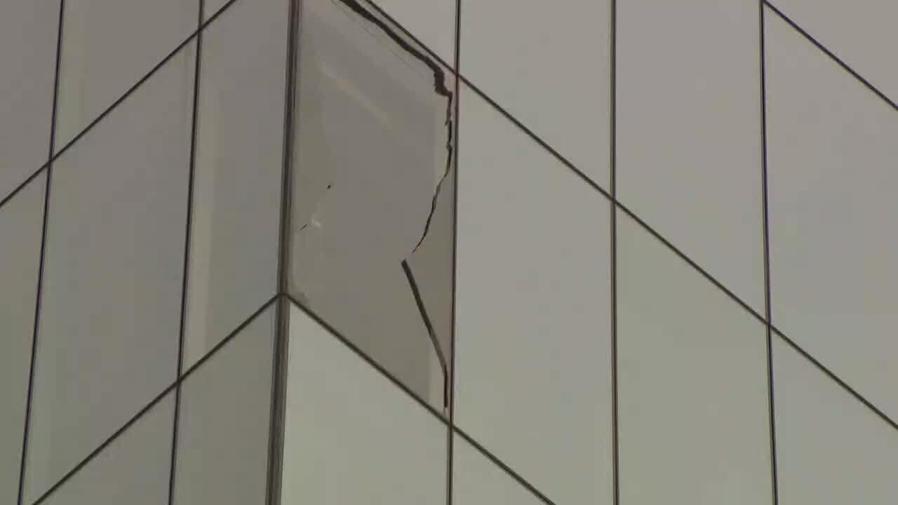 Glass panels fall from building in downtown Austin | FOX 7 Austin