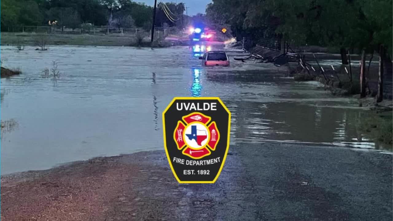 Uvalde flash flooding: 2 drivers rescued from floodwaters | FOX 7 Austin