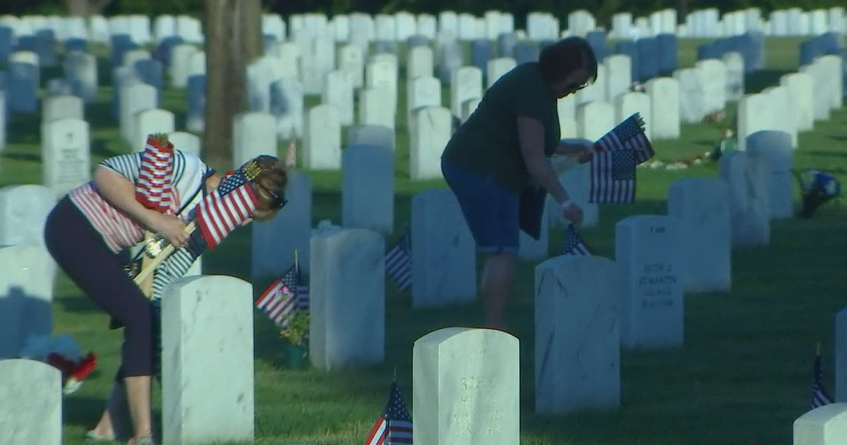 Volunteers place flags at every headstone in Ft. Snelling Cemetery ...