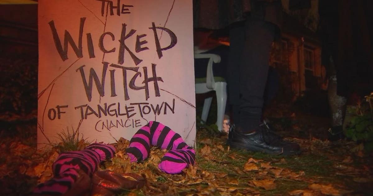 'Wicked Witch of Tangletown' scaring trick-or-treaters for decades ...