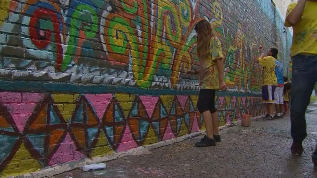Muralists cover-up Minneapolis graffiti, despite gang intimidation ...