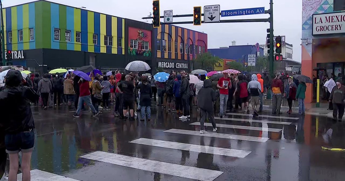 Large crowd gathers in Minneapolis after rumors of ICE raid | FOX 9 Minneapolis-St. Paul