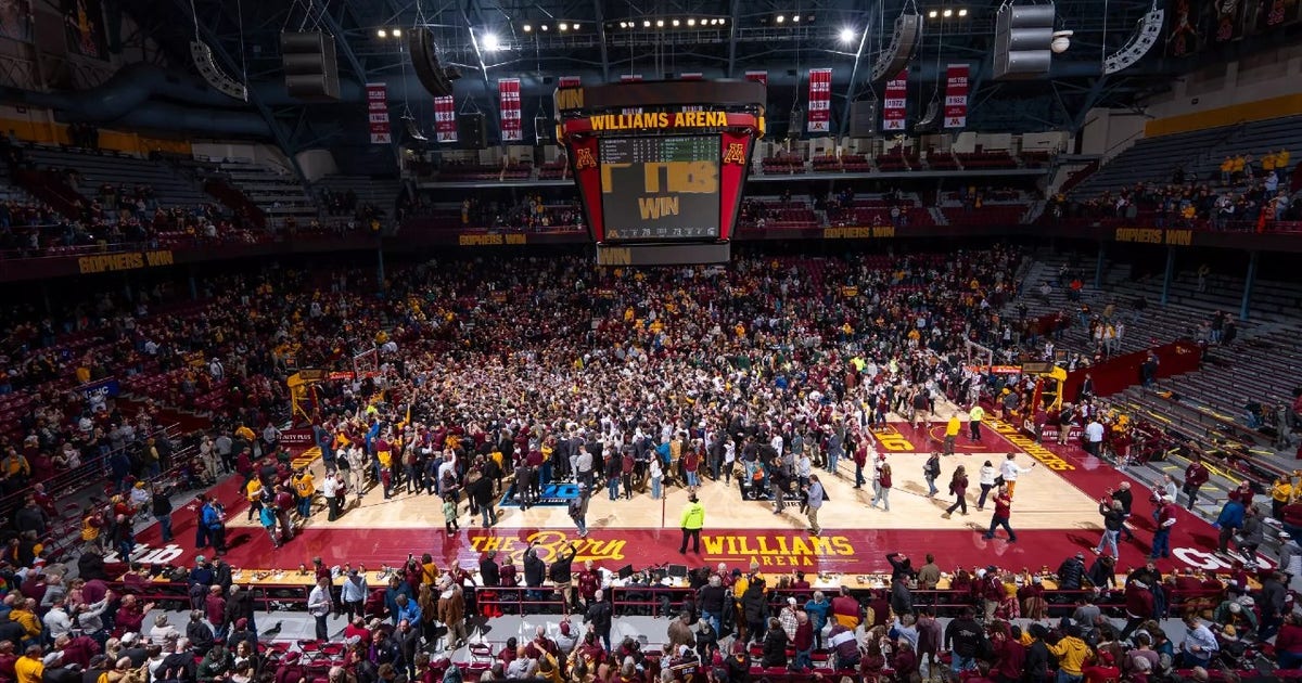 Gophers fans storm Williams Arena floor after beating No. 10 Michigan ...