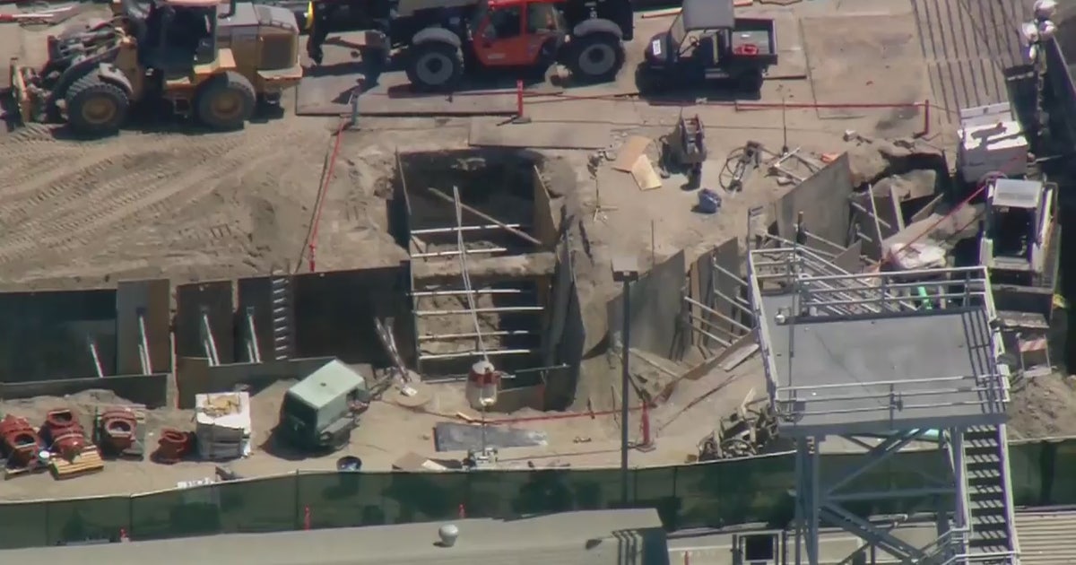 Construction worker at Disneyland dies | FOX 11 Los Angeles