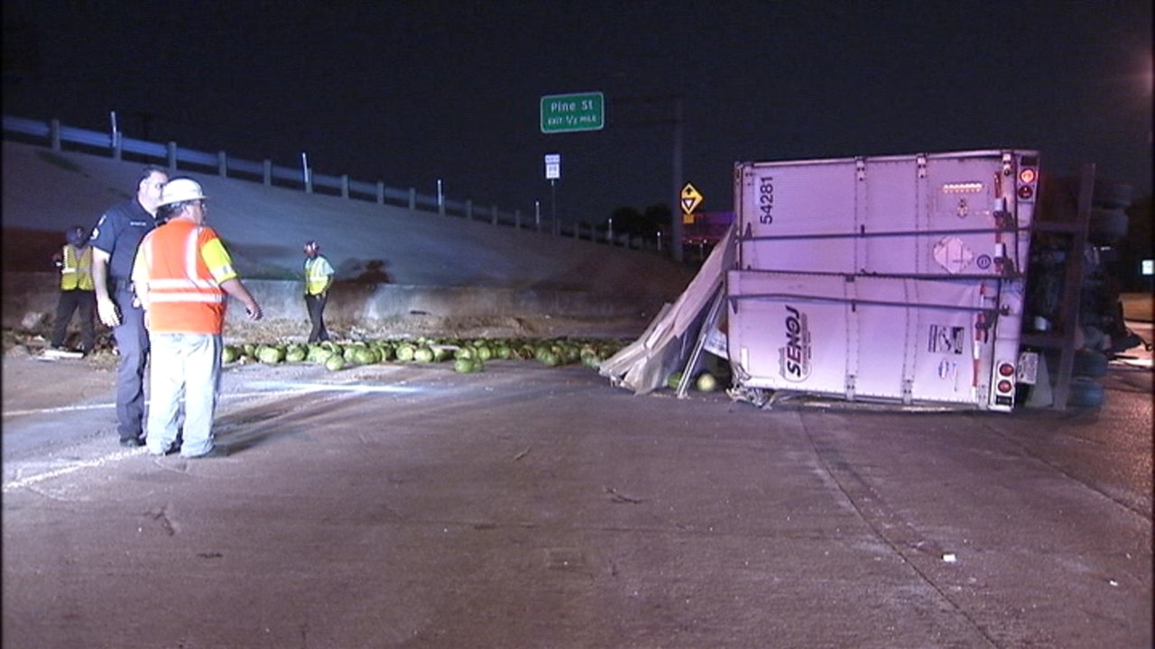 Watermelon spill shuts down Dallas highway | FOX 11 Los Angeles