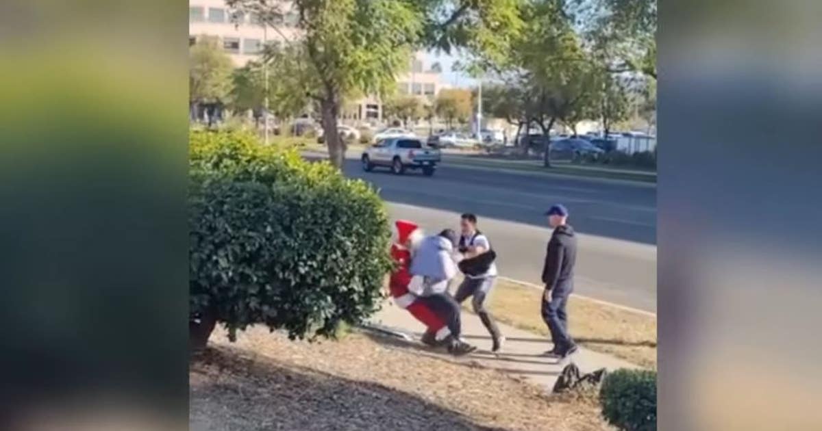 Undercover officers dressed as Santa and an elf bust suspected thieves ...