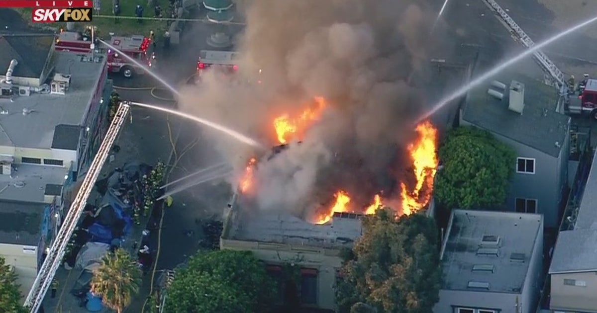 Massive blaze sparks within feet of Venice Beach shoreline | FOX 11 Los ...