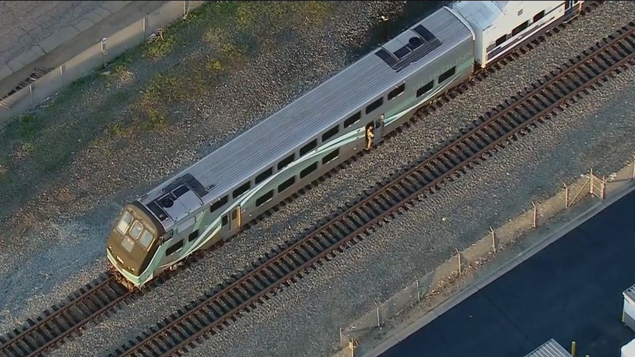 Pedestrian Struck Killed By Metrolink Train In Sun Valley Area Fox