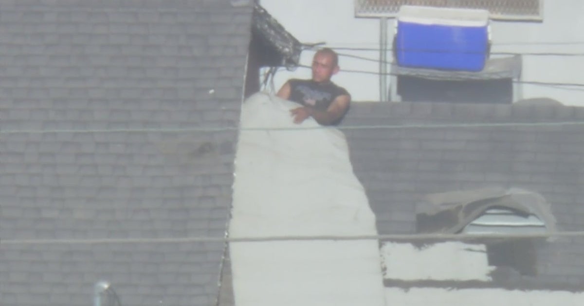 VIDEO: Man 'hides' on South LA rooftop to evade authorities | FOX 11 ...