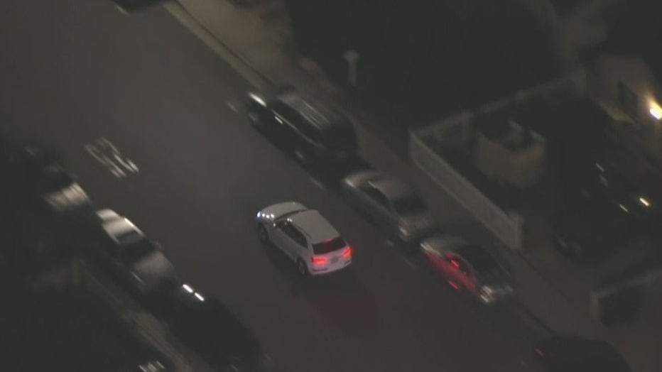 Police Chase Suspect Ditches Car Tries To Hide In Nearby La Homes