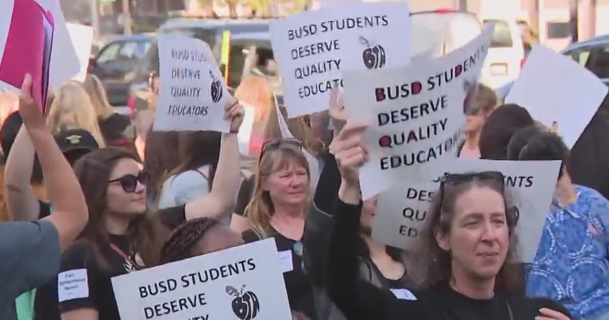 Burbank teachers protest amid ongoing contract negotiations | FOX 11 ...