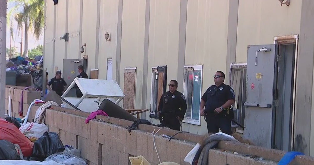 Community helps tenants of a red-tagged building to voluntarily move ...
