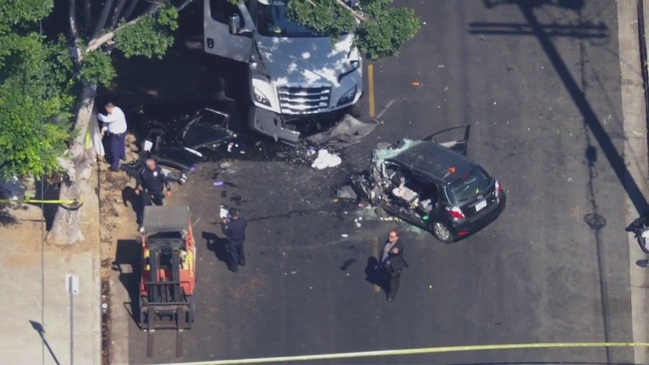 Deadly semi-truck crash in downtown Los Angeles | FOX 11 Los Angeles Deadly semi-truck crash in downtown Los Angeles | FOX 11 Los Angeles