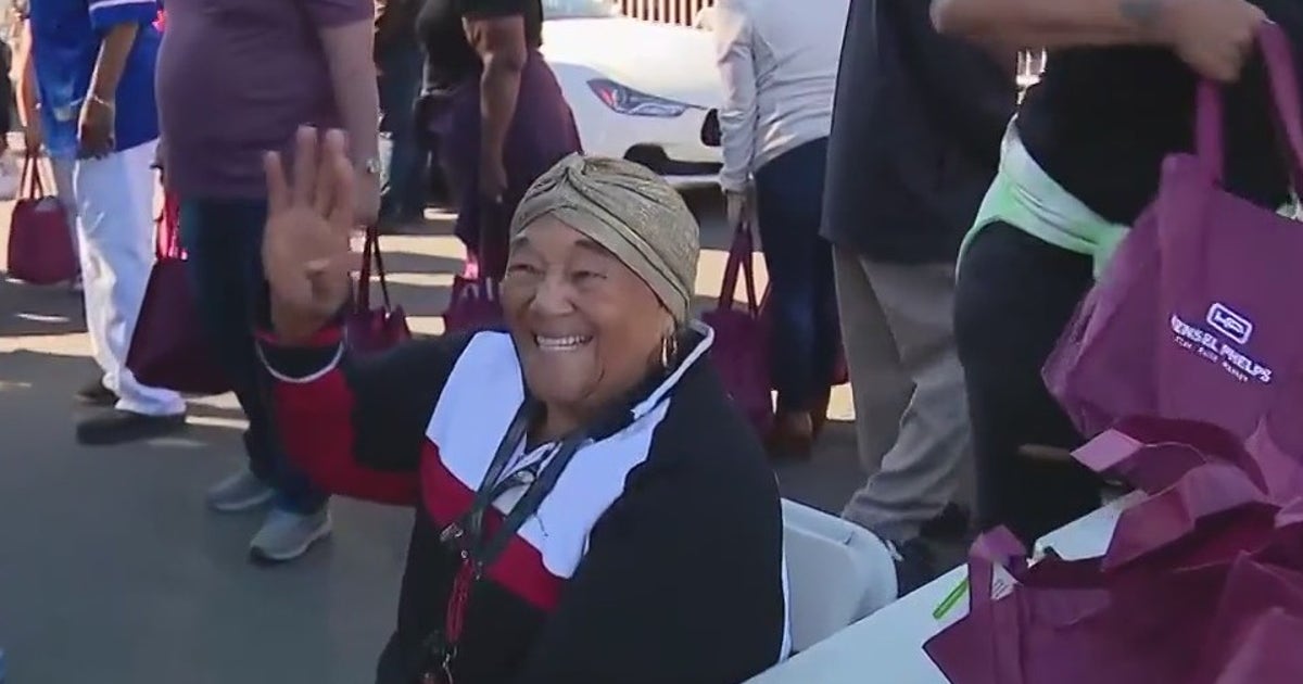‘Sweet Alice’ Harris continues Watts tradition of Thanksgiving turkey ...