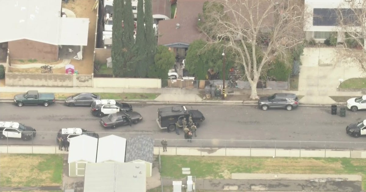 Machete-carrying man, LASD get in hours-long SWAT standoff near ...