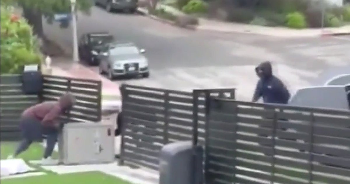 Video shows four men stealing safe from LA house | FOX 11 Los Angeles