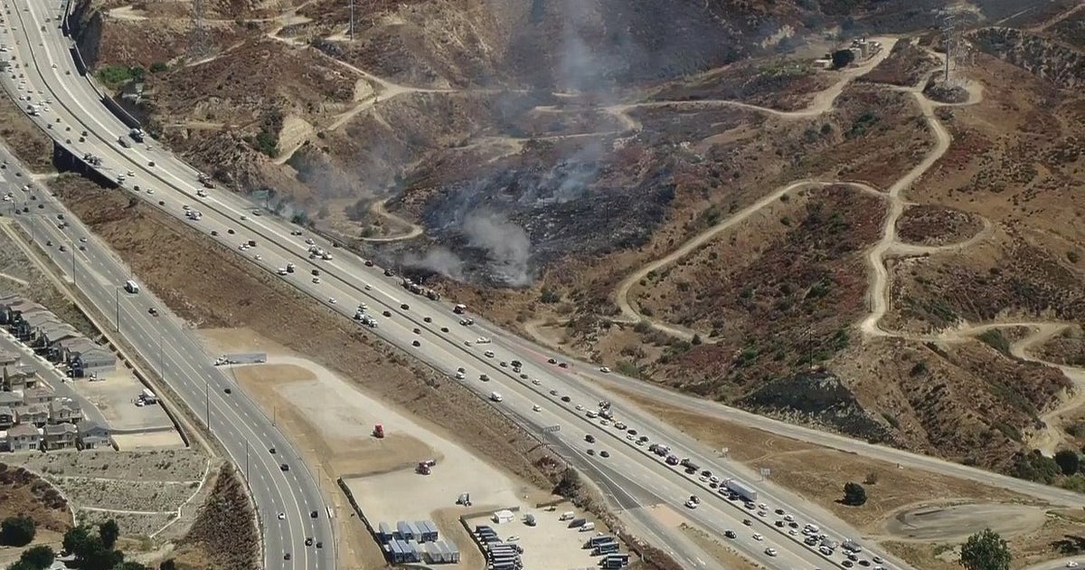 Small fire erupts along 14 Freeway in Santa Clarita | FOX 11 Los Angeles