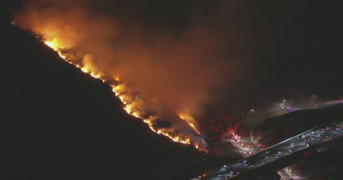 Fire breaks out along 405 Freeway in Sepulveda Pass | FOX 11 Los Angeles