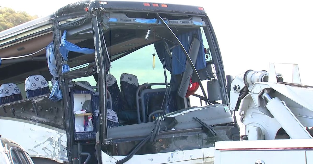 Tour bus crash on 60 Freeway in LA County leaves 1 dead, 32 hurt | KTVU ...