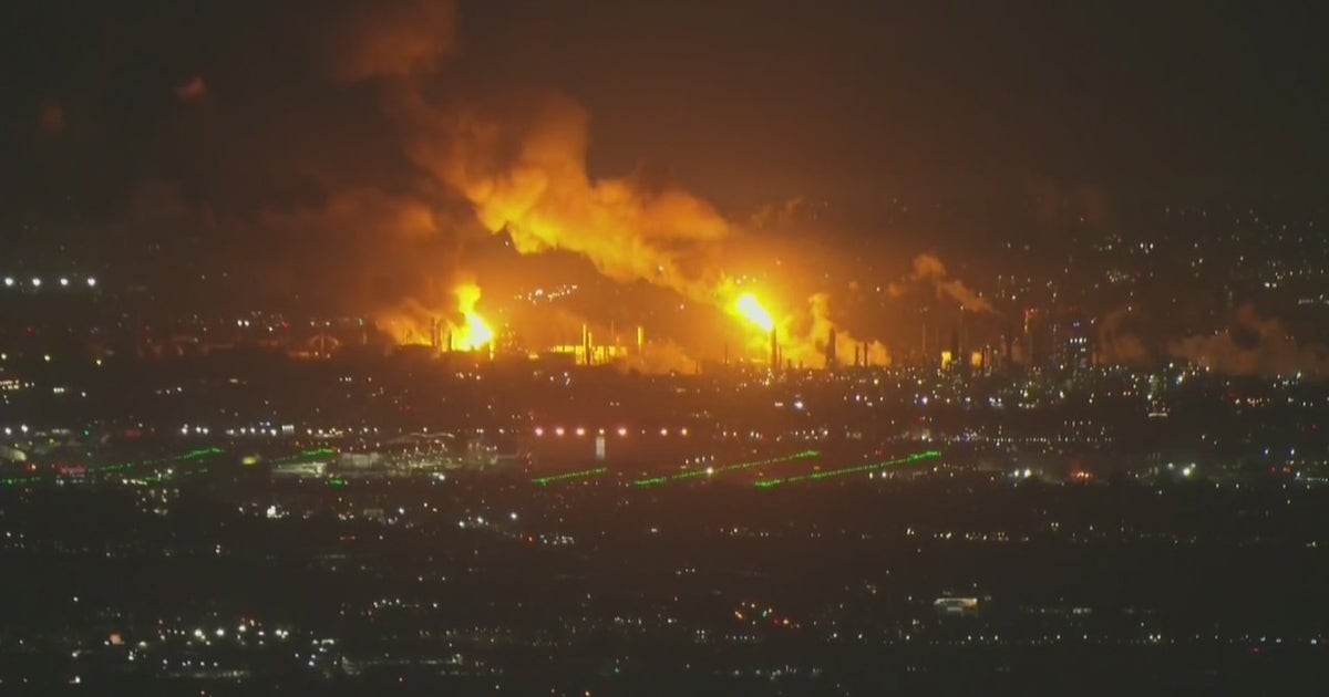 Massive fire erupts at Chevron refinery in El Segundo | FOX 11 Los Angeles
