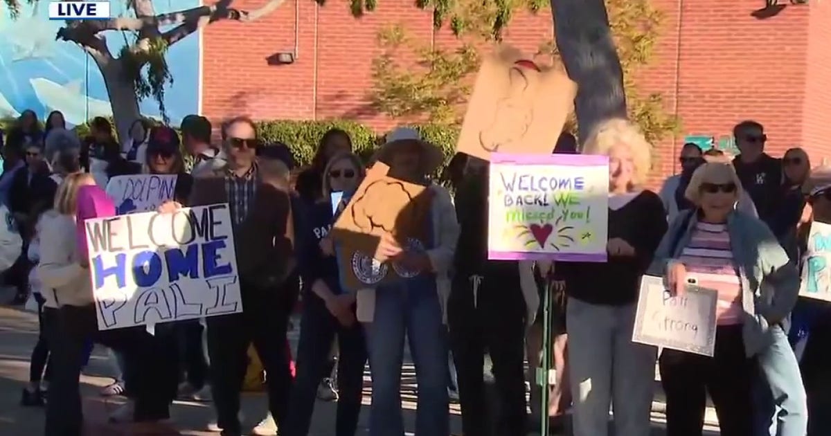 Palisades Charter HS students return a year after wildfire destroyed ...