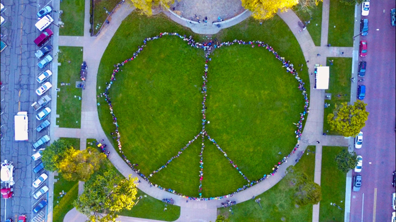Community unites to create human peace sign in Berkeley | KTVU FOX 2