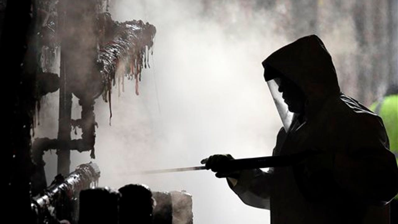 Bubble yuck: Crews unstick old gum from famed Seattle wall