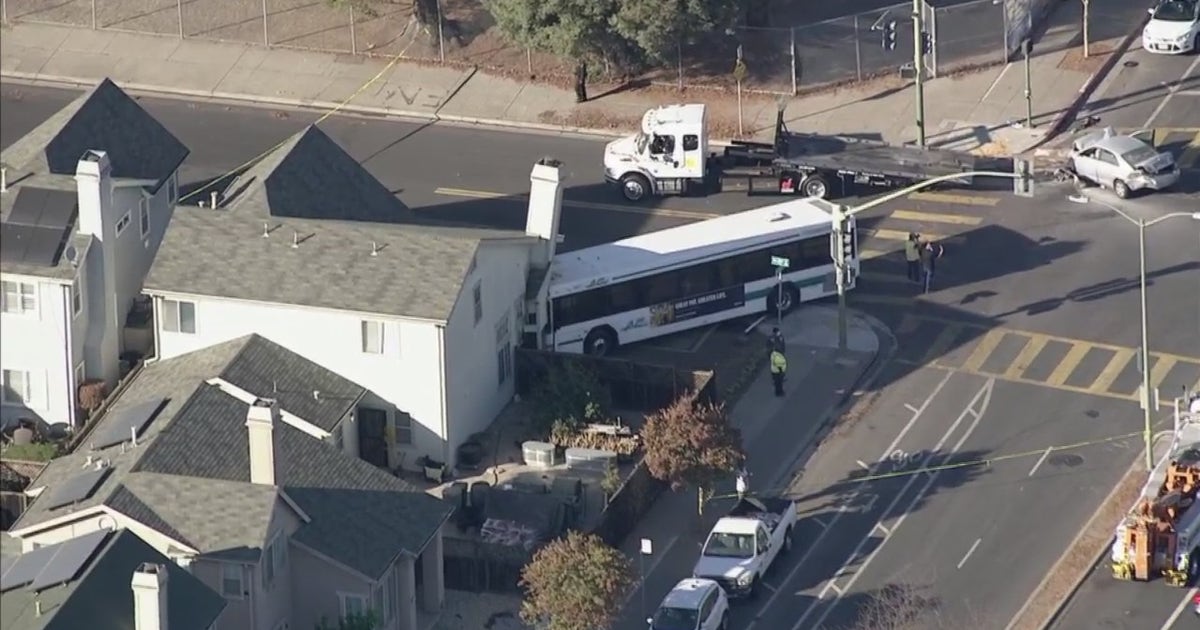 Stolen vehicle pursuit ends with AC Transit bus crashing into Oakland ...