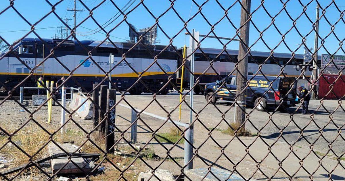 Person struck and killed by Amtrak train in Oakland | KTVU FOX 2