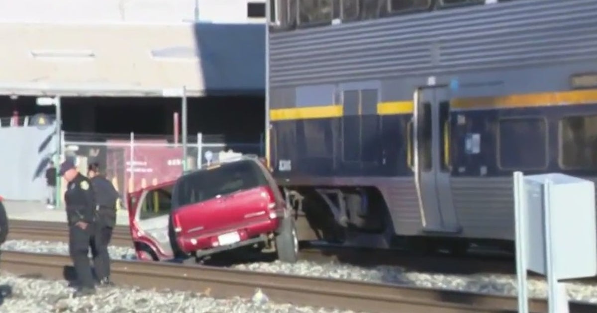 Amtrak train hits SUV in Oakland after driver evades crossing arm, gets ...