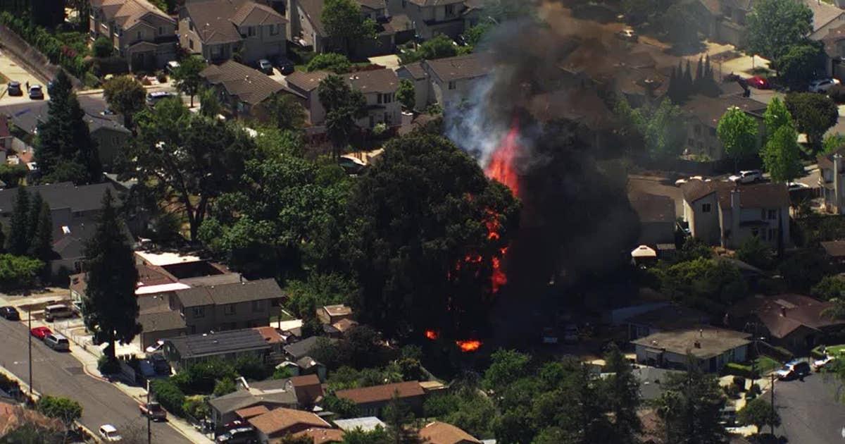 Roaring flames rip through Hayward neighborhood | KTVU FOX 2