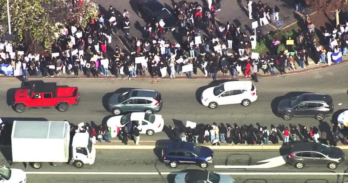 Hundreds of East Bay students walkout over ICE | KTVU FOX 2