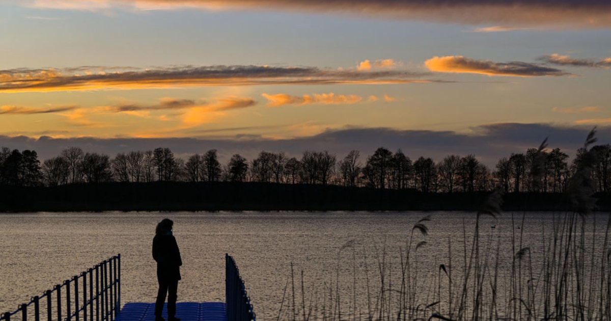 Loneliness poses risks as deadly as smoking, US surgeon general says ...