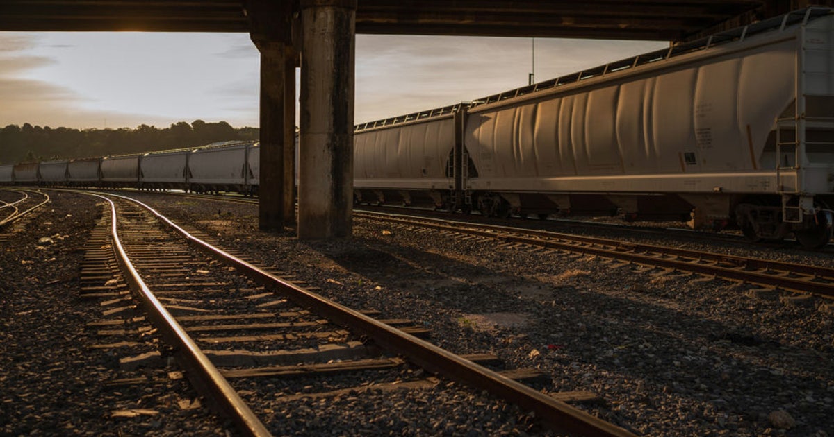 Mexican railway operator stops trains because many migrants were ...